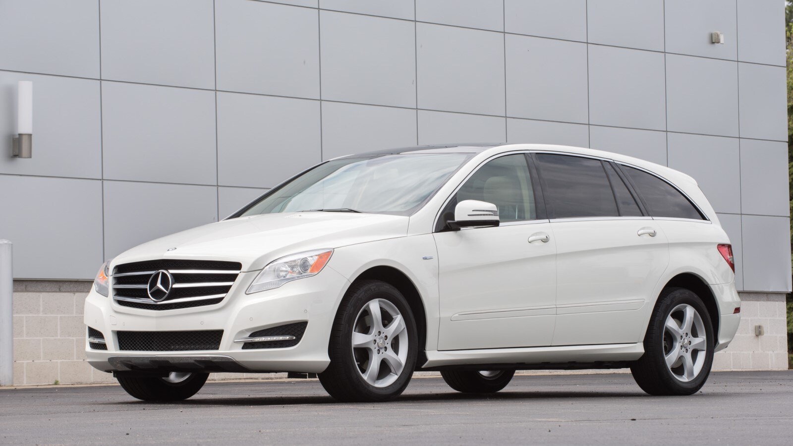 Mercedes Expands Do Not Drive Warning to 1 Million Cars - Kelley Blue Book