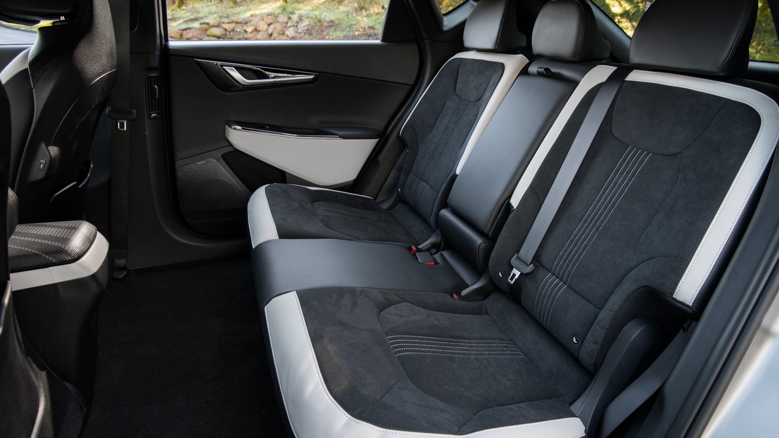 Let's Take a Look Inside the 2022 Kia EV6 Electric Car - Kelley Blue Book