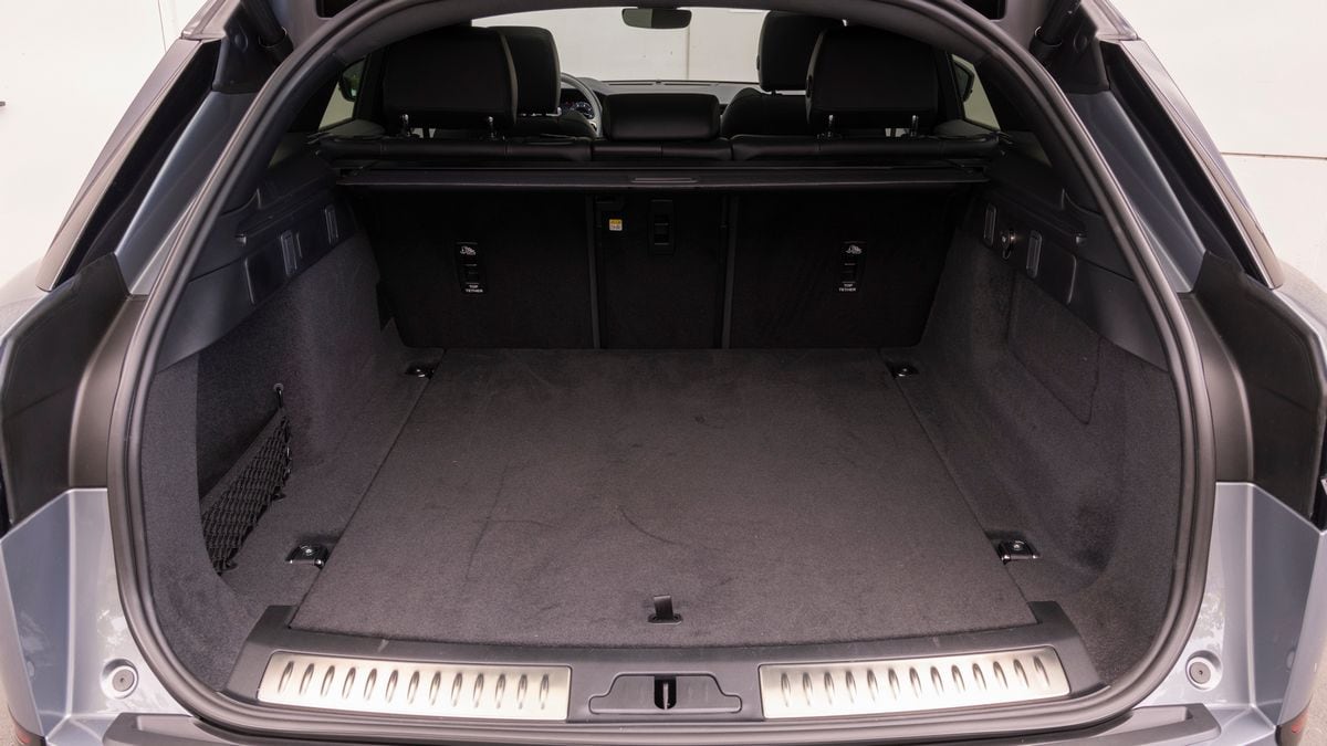 Let's Take a Look Inside the 2024 Range Rover Velar - Kelley Blue Book