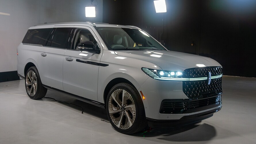 2025 Lincoln Navigator: Imposing New Look, Huge Screens - Kelley Blue Book
