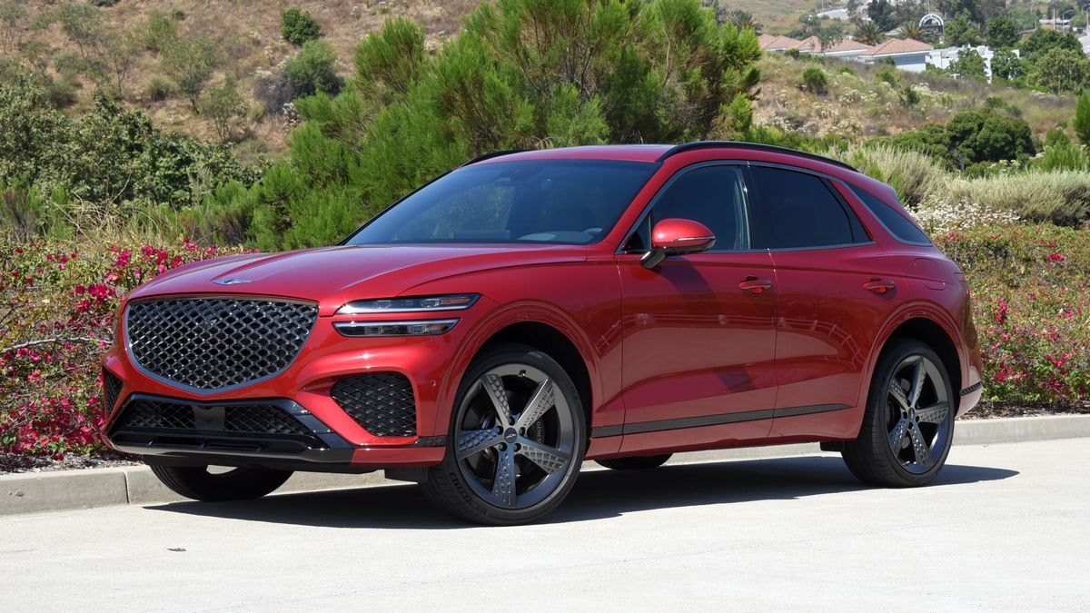 2025 Genesis GV70 vs. 2025 Lincoln Corsair Comparison - Kelley Blue Book