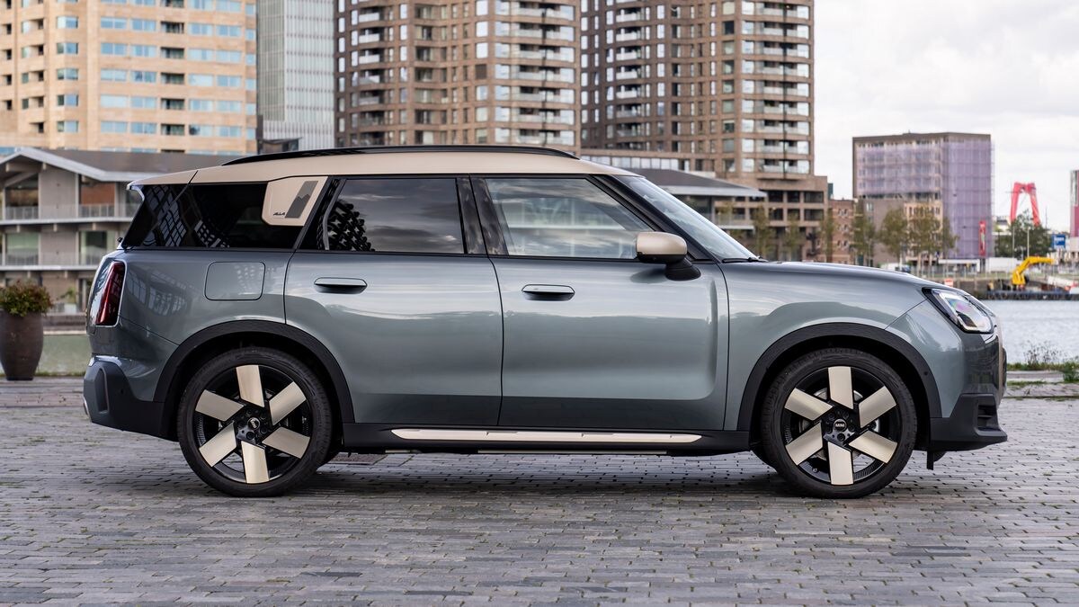 2025 Nissan Leaf Plus vs. 2025 Mini Countryman SE Comparison - Kelley ...