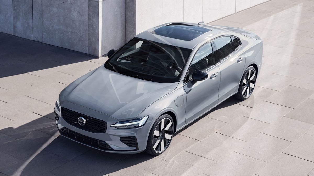 2025 Cadillac CT4 vs. 2025 Volvo S60 Comparison - Kelley Blue Book